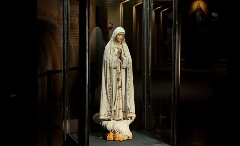 Imagem centenária de Nossa Senhora de Fátima é exposta em Portugal ...