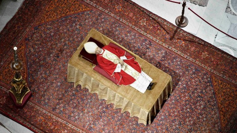 Santa Sé divulga programa da celebração do funeral de Bento XVI ...