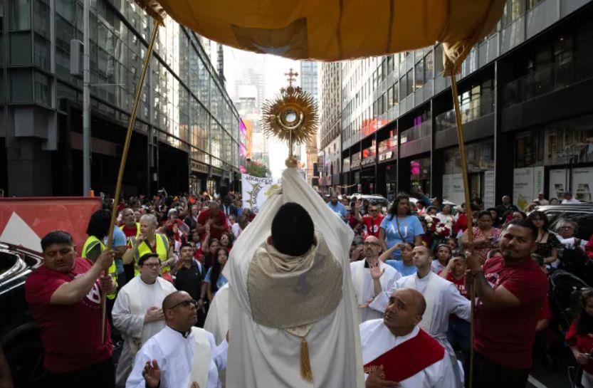 Procissão Eucarística reúne milhares de católicos na Times Square ...