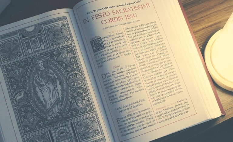 Por que o latim continua sendo o idioma oficial da Igreja Católica ...